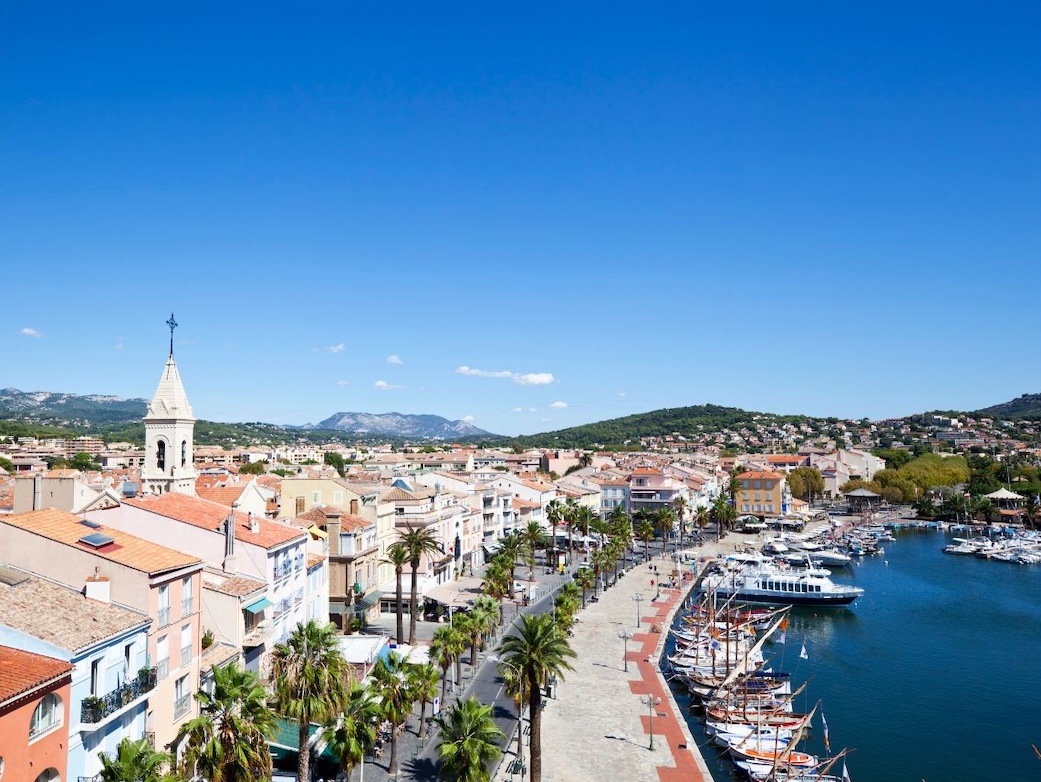 Sanary-sur-Mer, un port, des plages et une ambiance unique